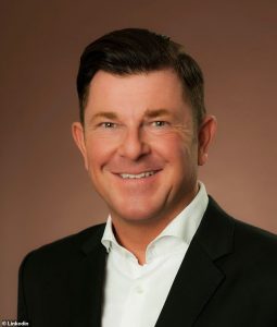 Tras la partida del CEO de McDonald's, se va su director de Recursos ...