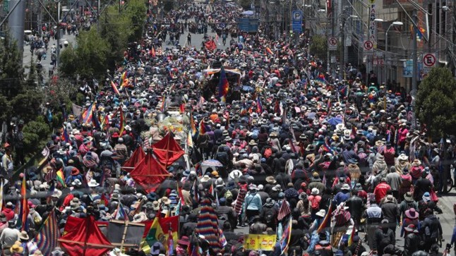 Policía dispersa con lacrimógeno masiva marcha contra gobierno interino ...