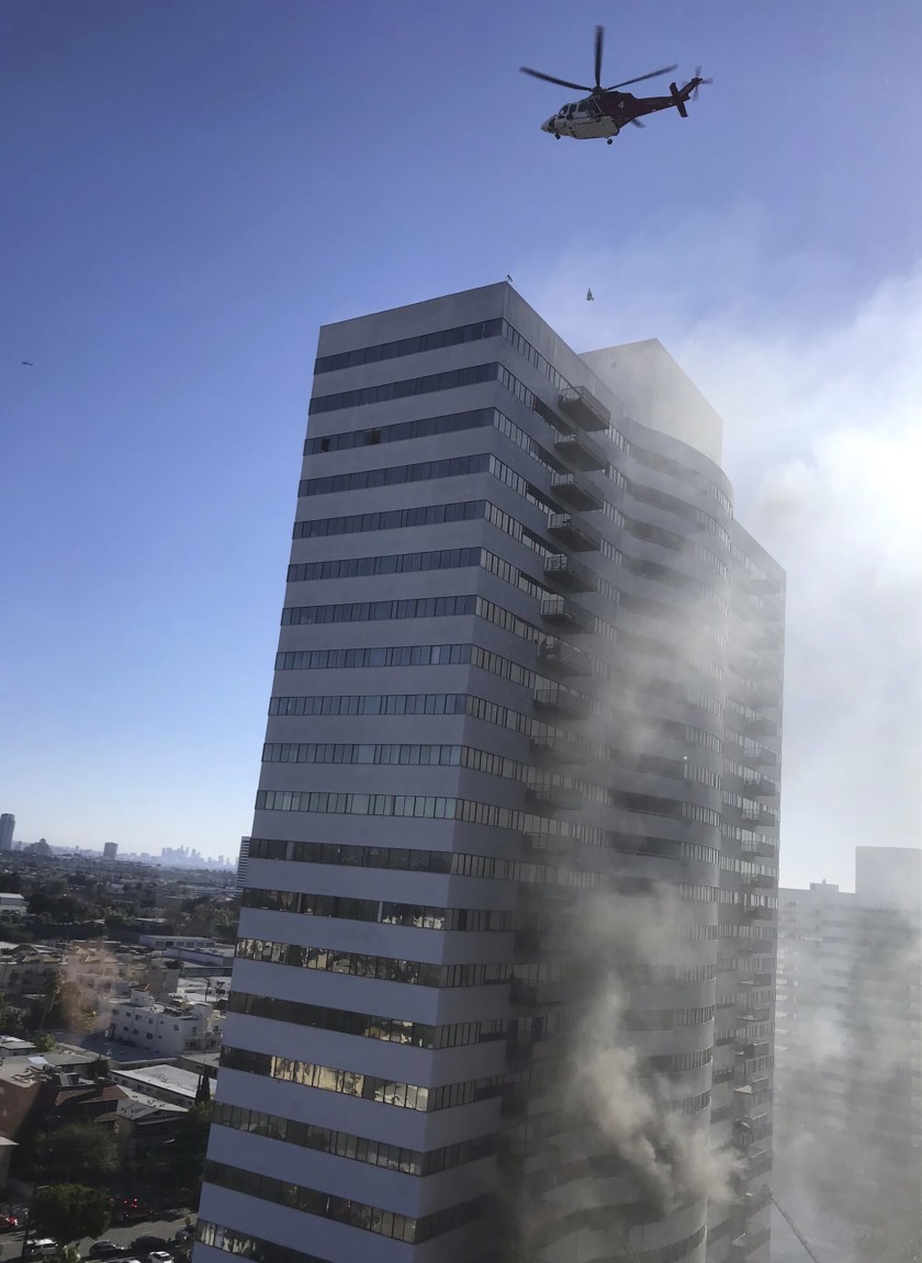 Ocho heridos deja incendio en edificio en Los Ángeles - Crónica