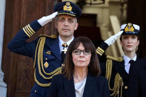 Primera presidenta griega presta juramento ante un Parlamento casi ...