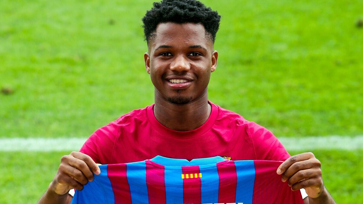 El canterano Ansu Fati hereda el '10' de Leo Messi - Crónica