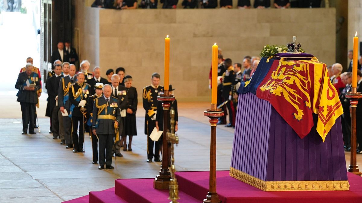 Sombría pompa en el funeral hoy de la reina Isabel II en Londres
