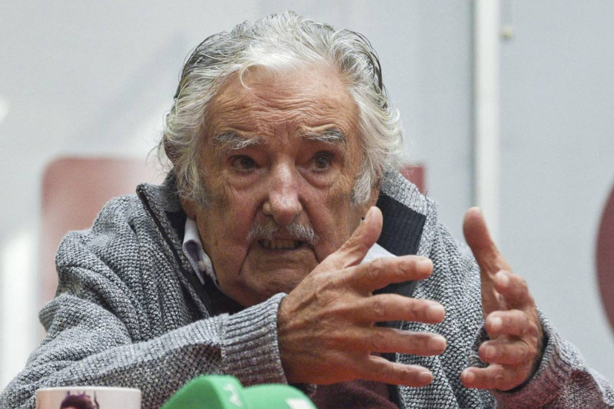 "Pepe" Mujica anuncia que padece cáncer y sigue dando lecciones de vida