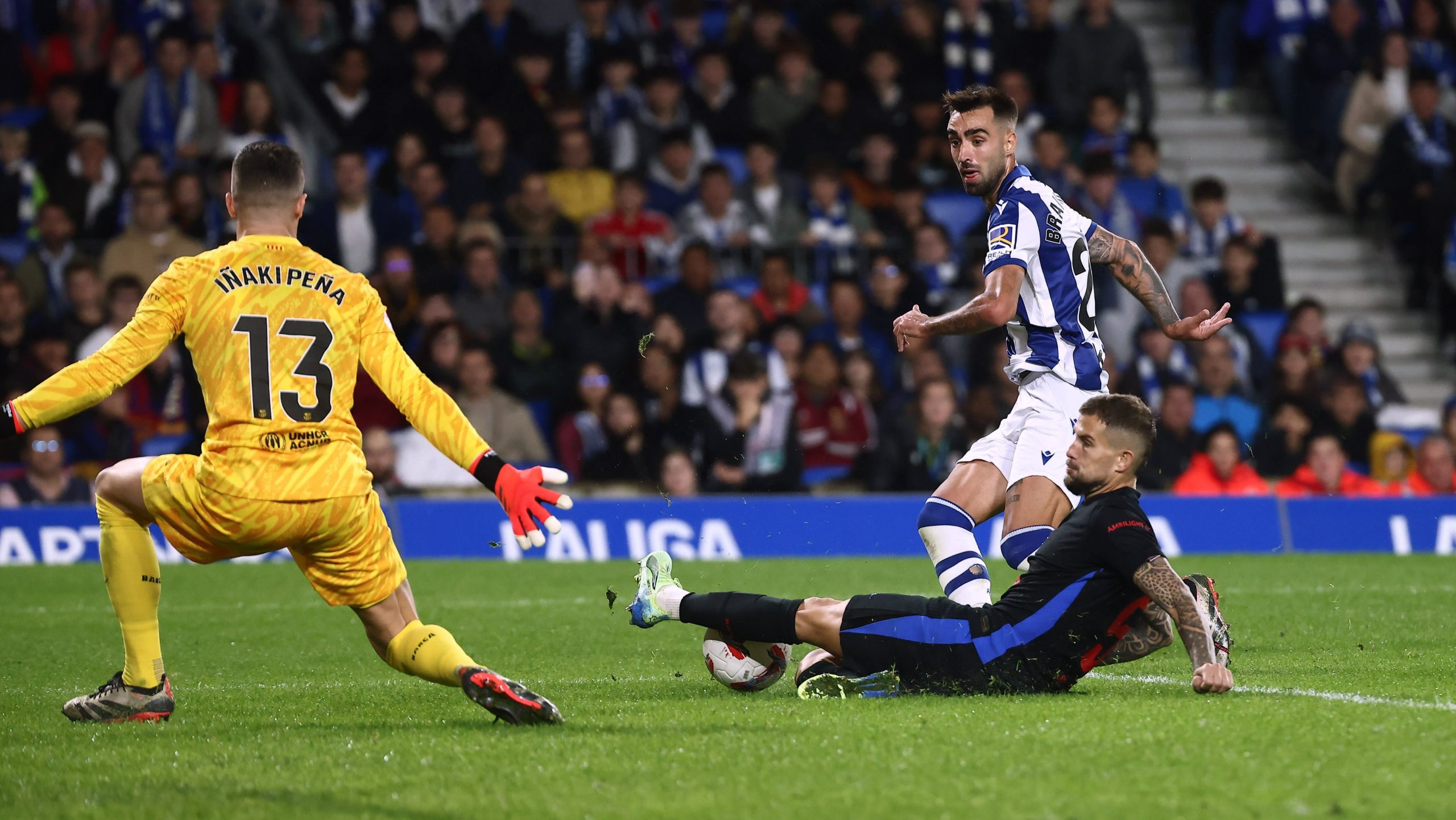 La Real Sociedad marca un "alto" al imponente Barça, que sigue líder