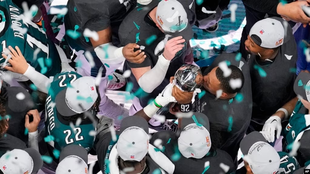 Las Águilas logran contundente victoria y son campeones de la NFL